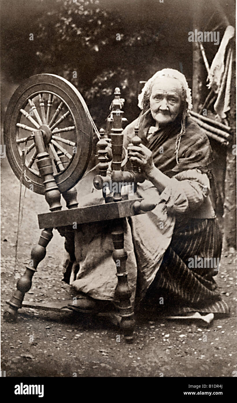 Irische Spinner 1895 Foto einer alten Frau mit Händen und Füßen ...