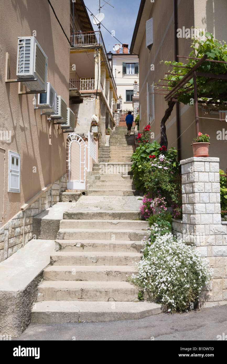 Moscenicka Draga-Istrien-Kroatien-Stein tritt in engen Gasse zwischen ...