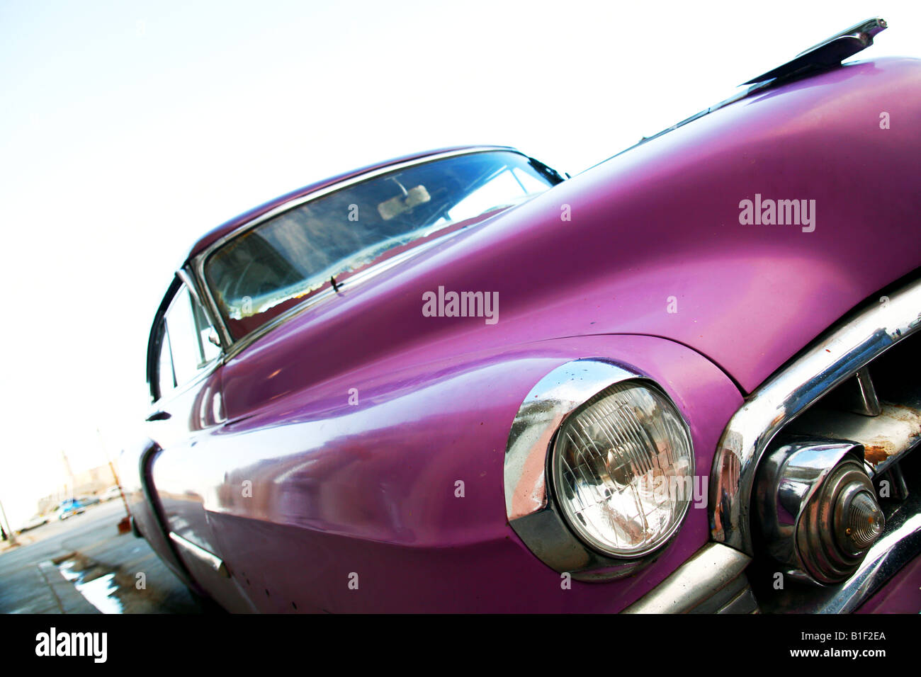 Lila auto -Fotos und -Bildmaterial in hoher Auflösung – Alamy