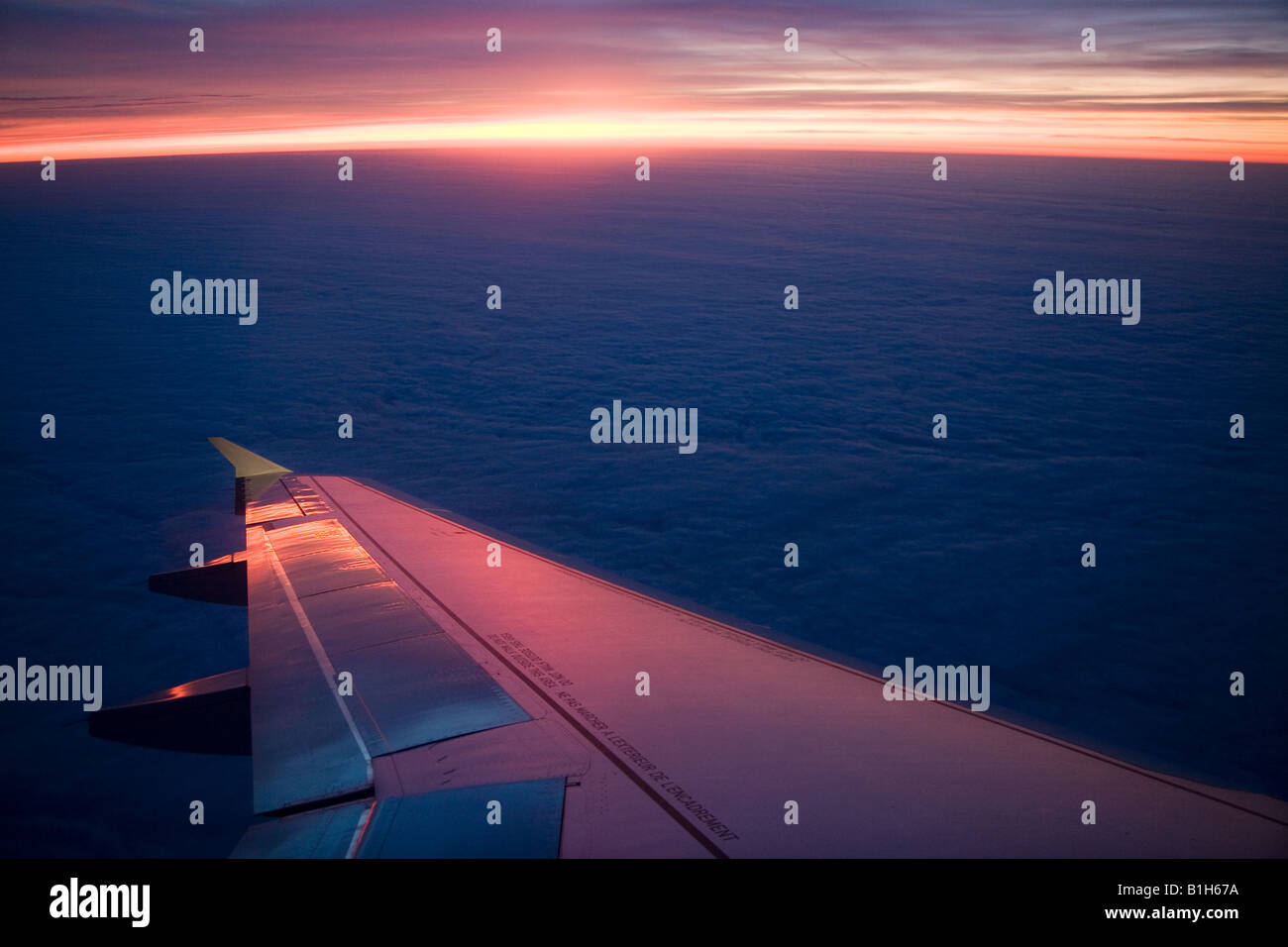 Airplanes in flight -Fotos und -Bildmaterial in hoher Auflösung – Alamy