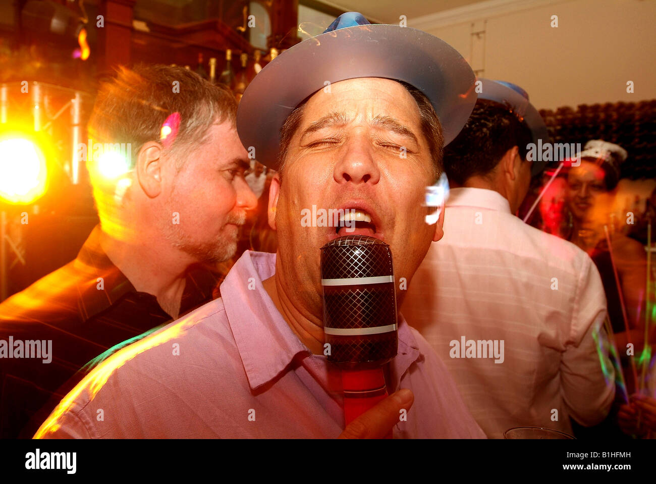 Sweaty singer -Fotos und -Bildmaterial in hoher Auflösung – Alamy