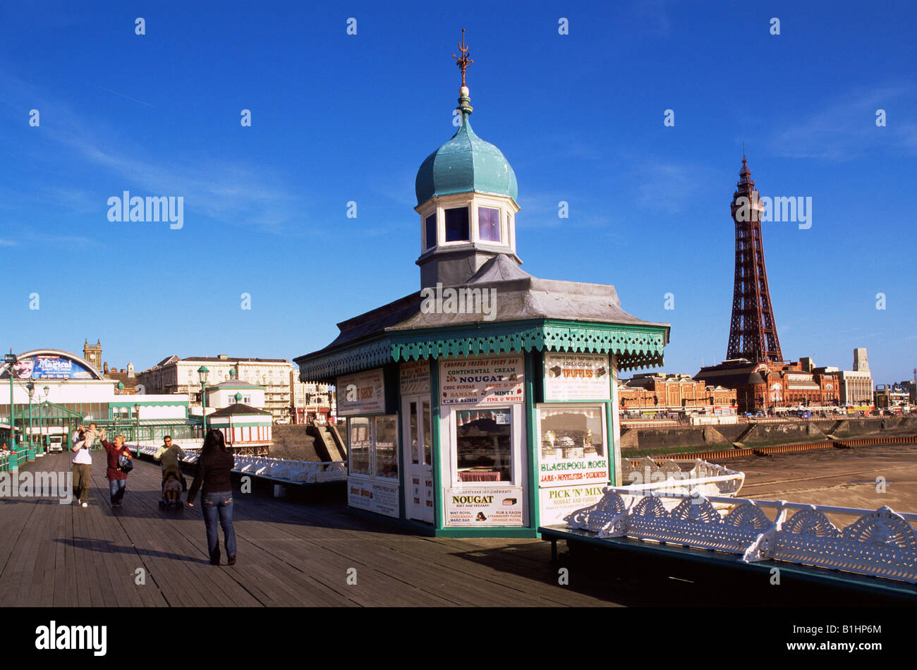 Vier Personen stehen in der Nähe von einem Candy Shop, North Pier ...