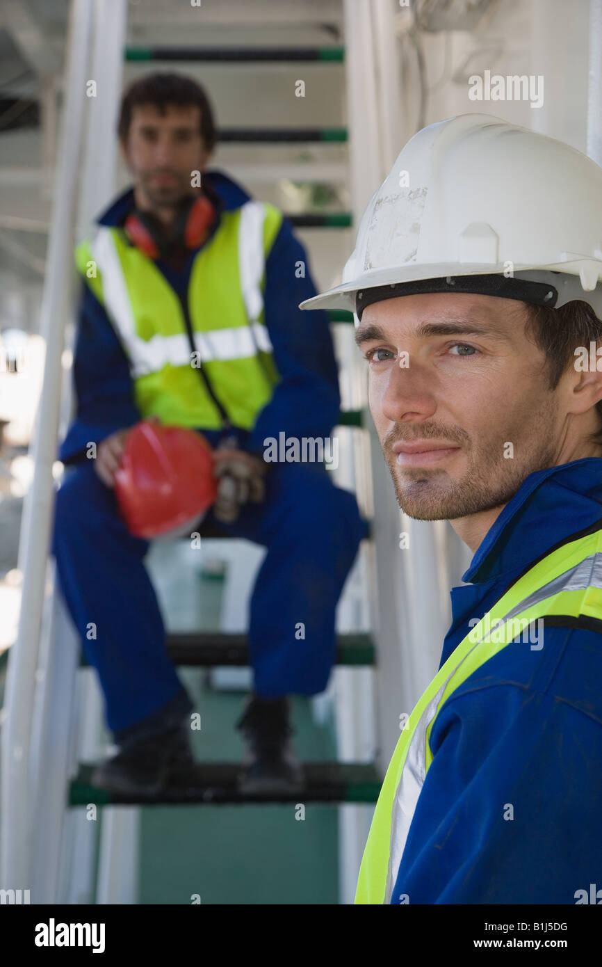 Einen schutzhelm und einen overall tragen -Fotos und -Bildmaterial in ...