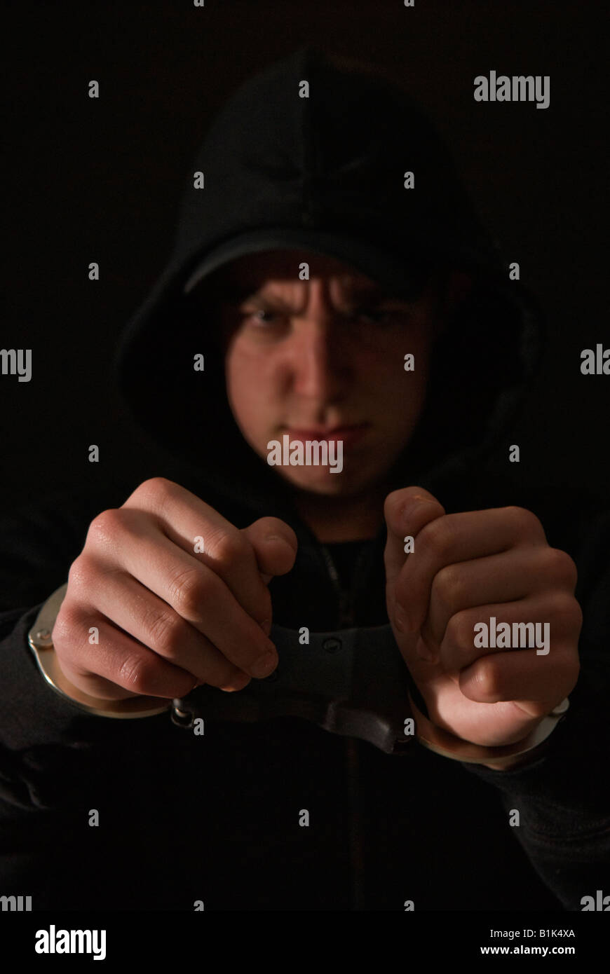 Jugend in handschellen -Fotos und -Bildmaterial in hoher Auflösung – Alamy