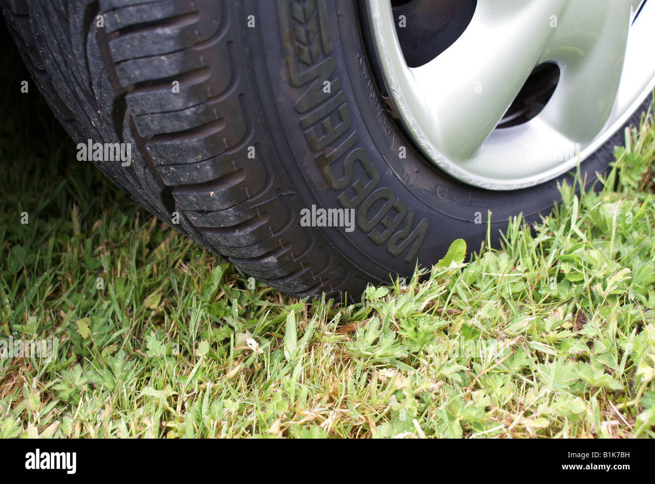 Auto-Rad auf dem Rasen Stockfotografie - Alamy