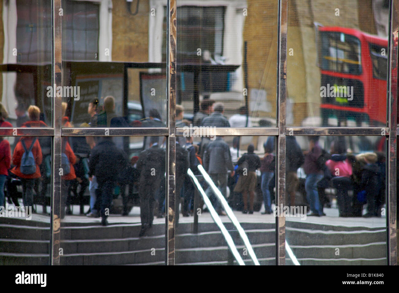 Red London Bus und Masse der Pendler im Fenster Reflexion ...