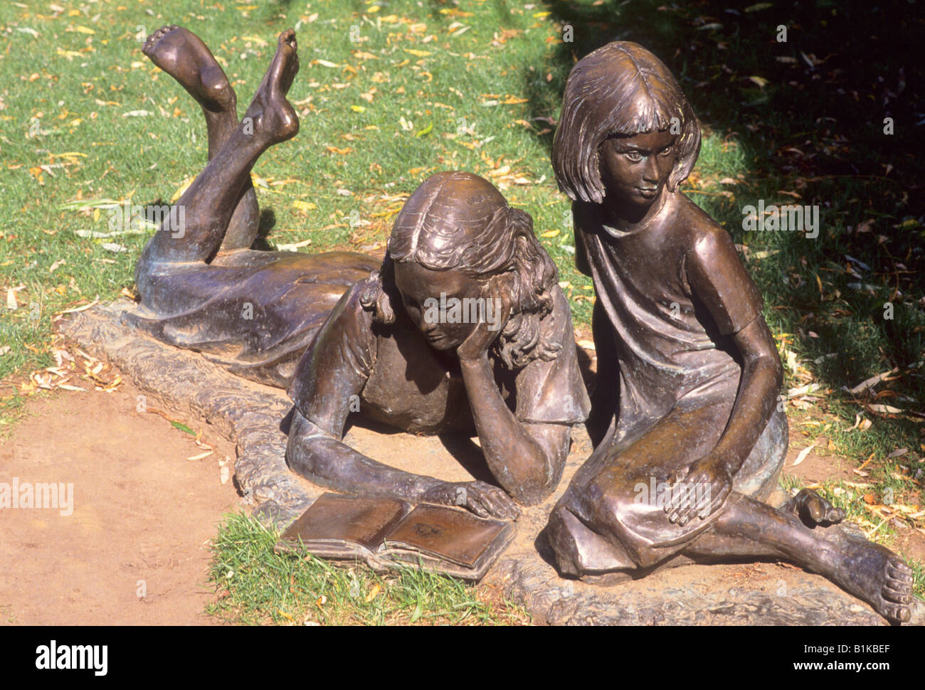 Guildford Alice im Wunderland und Schwester Bronze Figuren Millmead ...