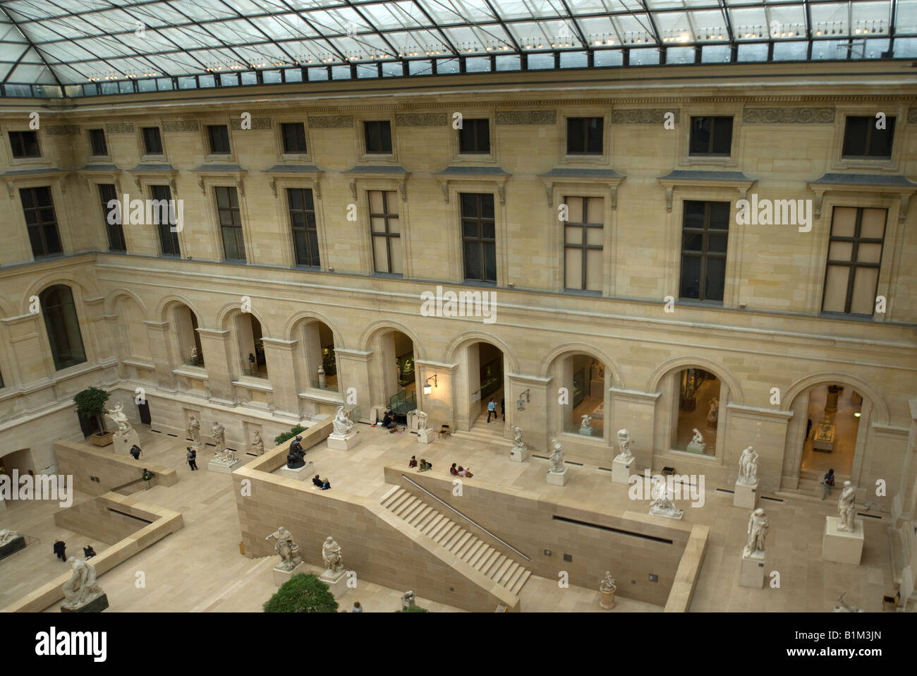 Skulpturen sind auf dem Display in der Cour Marly zentral von der ...