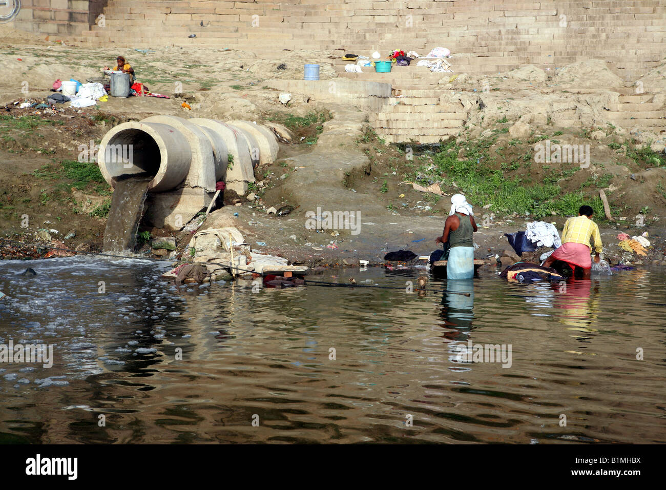 Menschen, die Wäsche im Fluss Ganga Ganges durch das Abwasserrohr oder ...