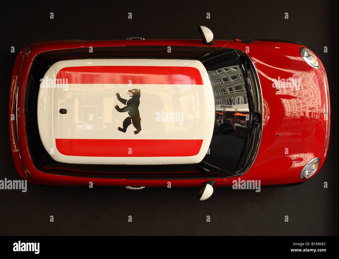 BMW Mini One mit einem Berliner Bär Fahne Emblem Logo auf dem Dach in ...