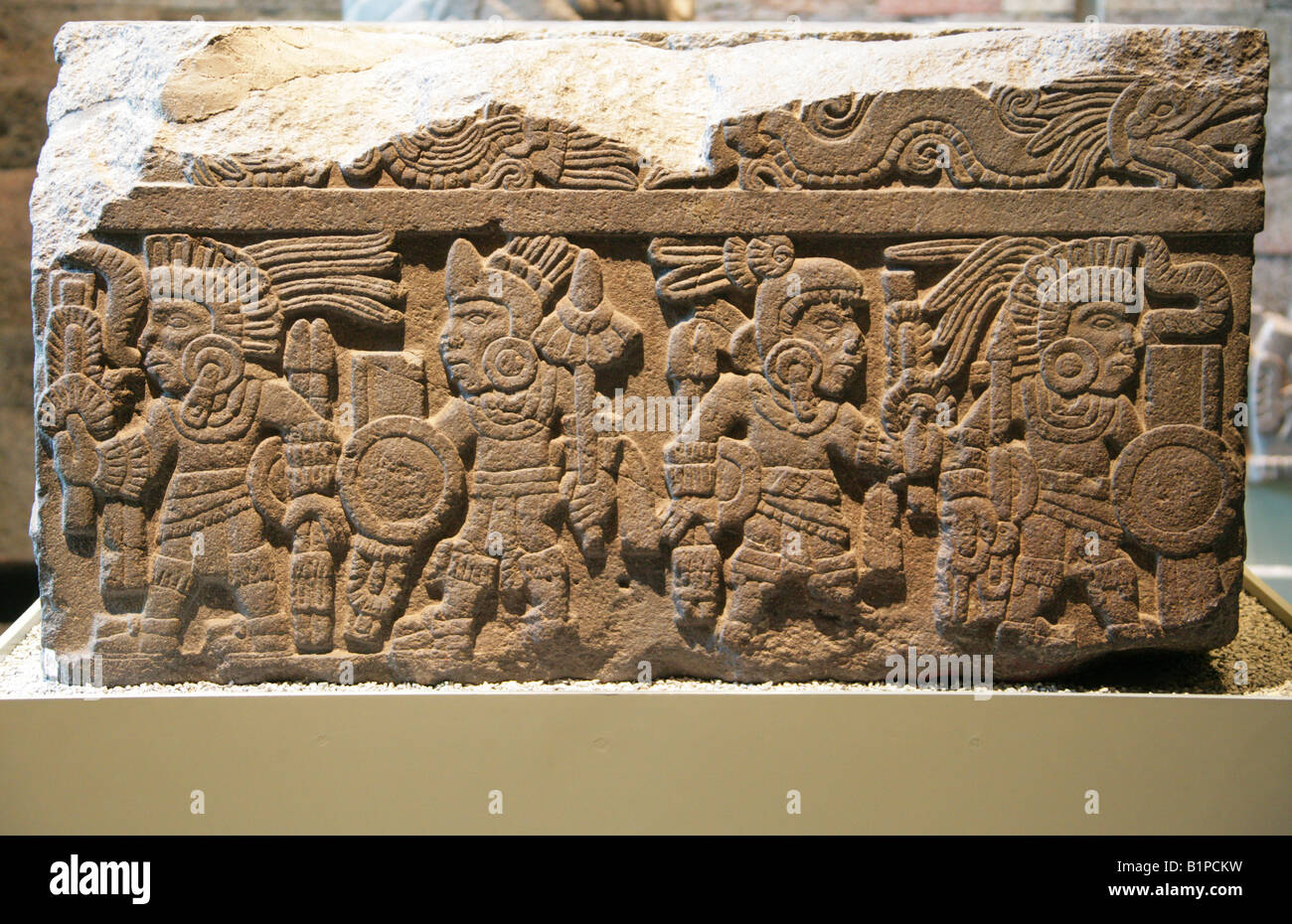 Stein Relief mit aztekische Krieger und Drachen, präkolumbische Kunst ...