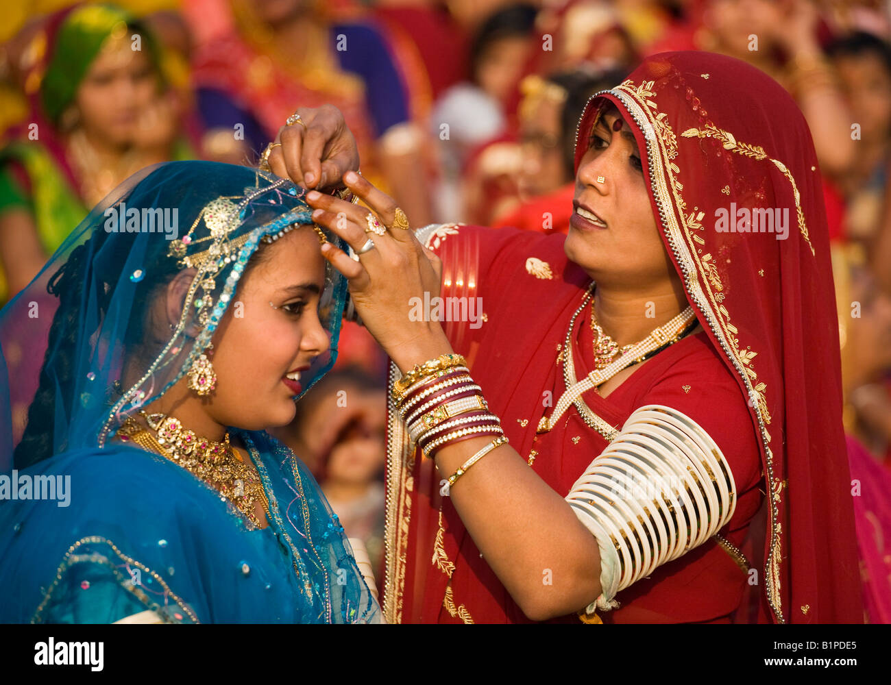 Rajasthani Frauen kleiden sich in ihrer schönsten Kleidung und Schmuck ...