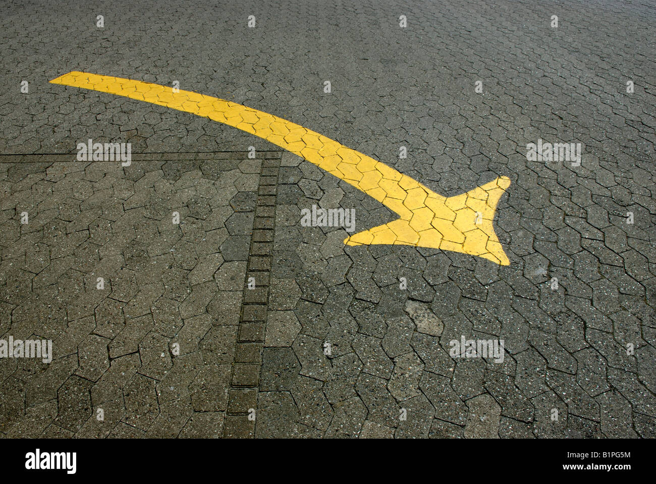 Pfeil und gedreht -Fotos und -Bildmaterial in hoher Auflösung – Alamy