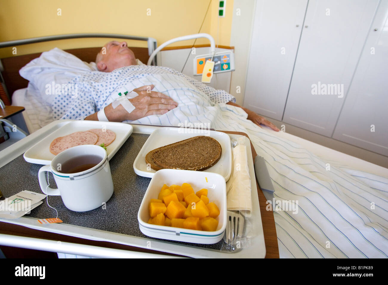 Abendbrot krankenhaus -Fotos und -Bildmaterial in hoher Auflösung – Alamy
