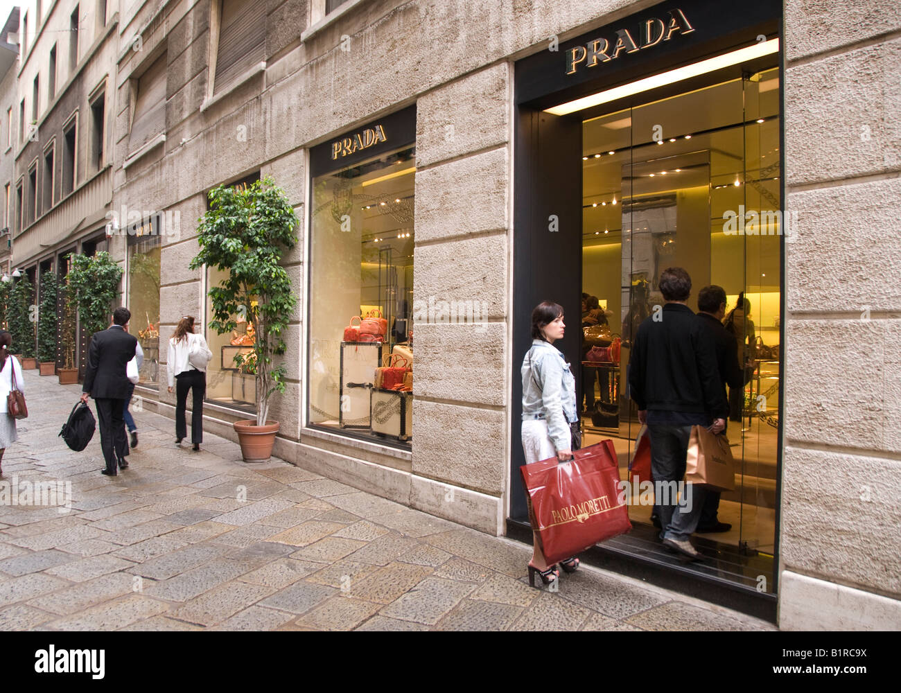 Fashion prada -Fotos und -Bildmaterial in hoher Auflösung – Alamy