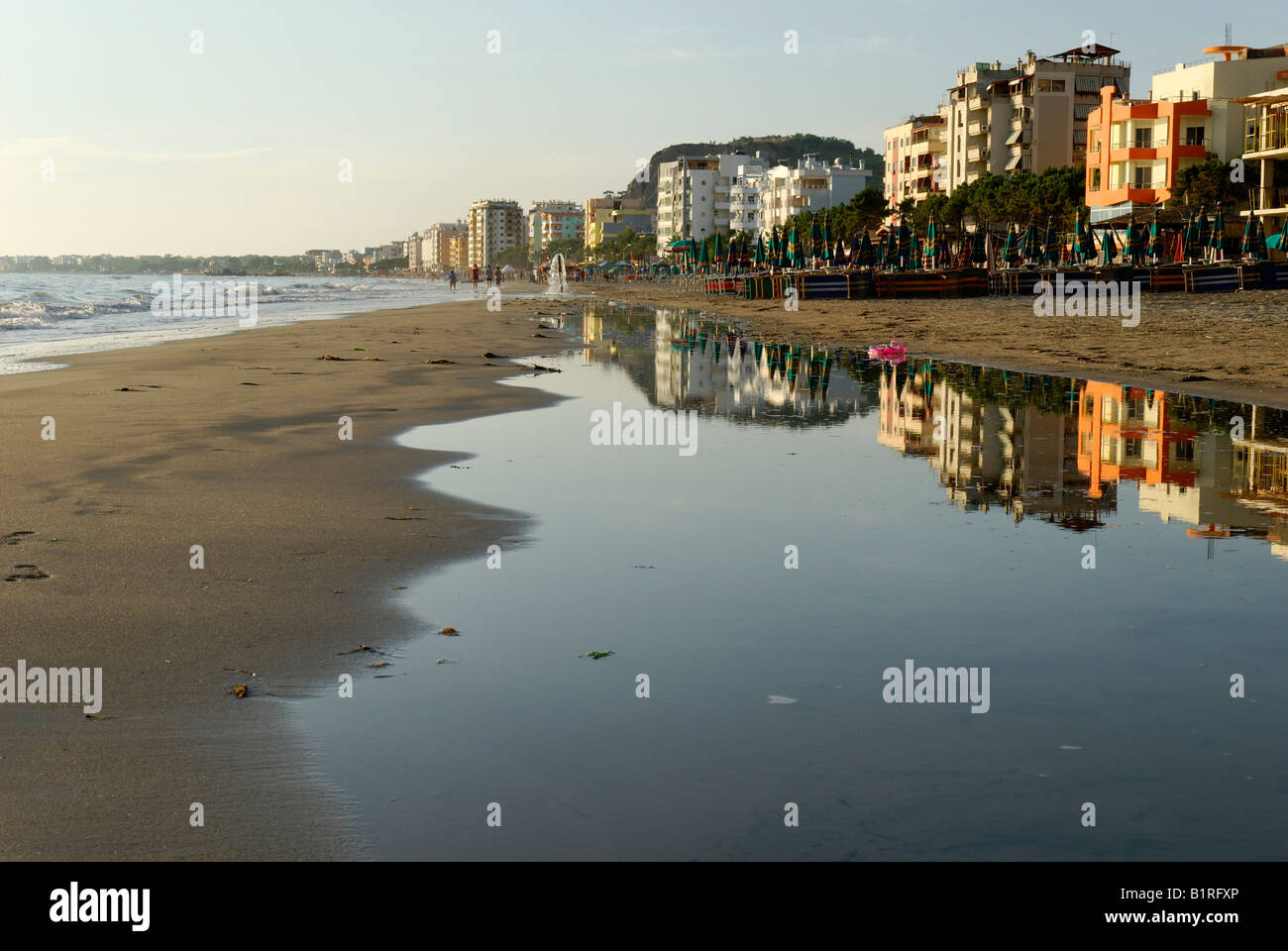 Hotels und Restaurants am Strand von Durres, Albanien, Europa ...