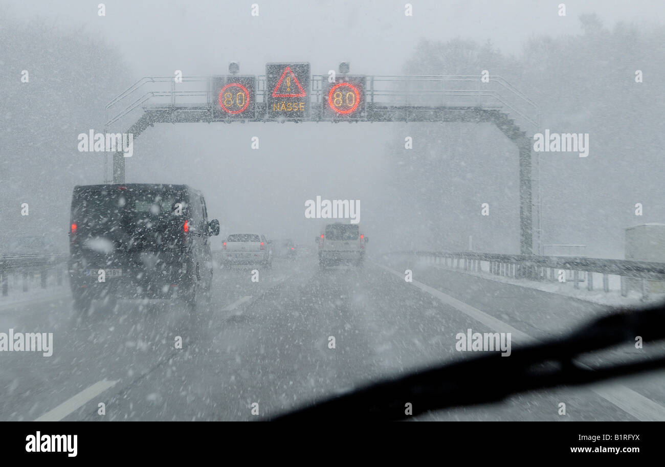 Autobahn schlecht sicht schnee -Fotos und -Bildmaterial in hoher ...