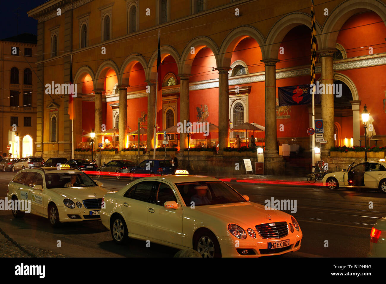 Munich street cafe -Fotos und -Bildmaterial in hoher Auflösung – Alamy
