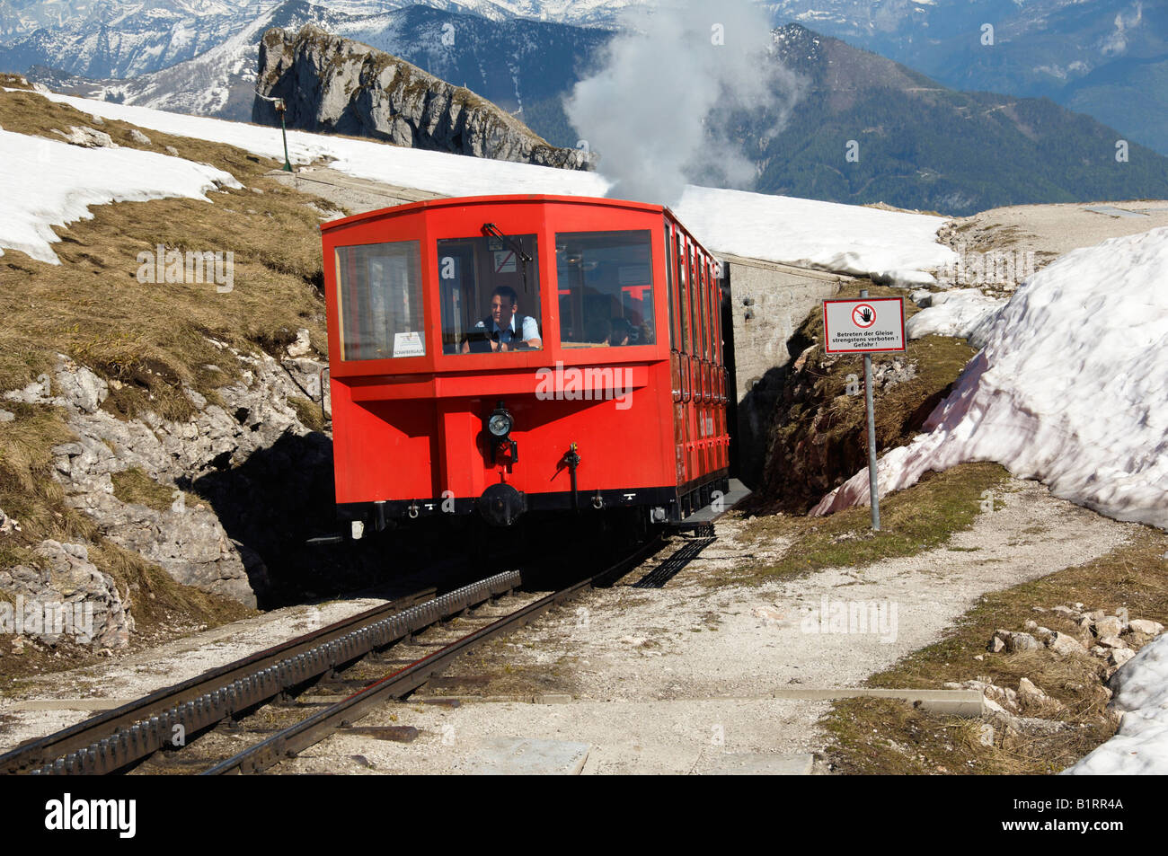 Die Schafbergbahn, Zahnradbahn auf den Schafberg-Berg, die aus einem ...