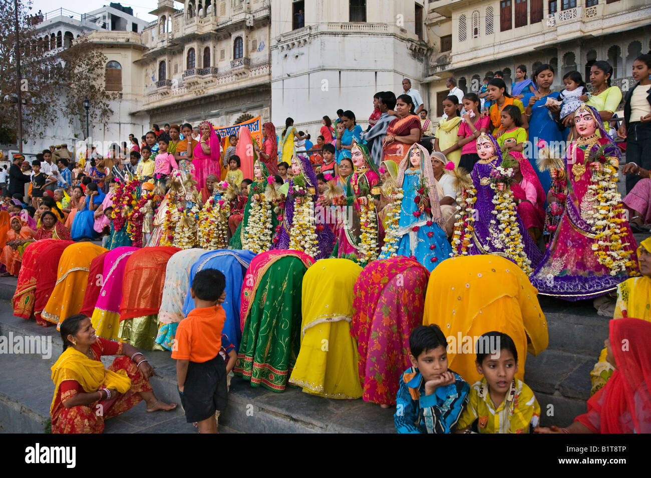 Rajasthani Frauen beugen Shiva und seiner Frau Parvati auf dem GANGUR ...