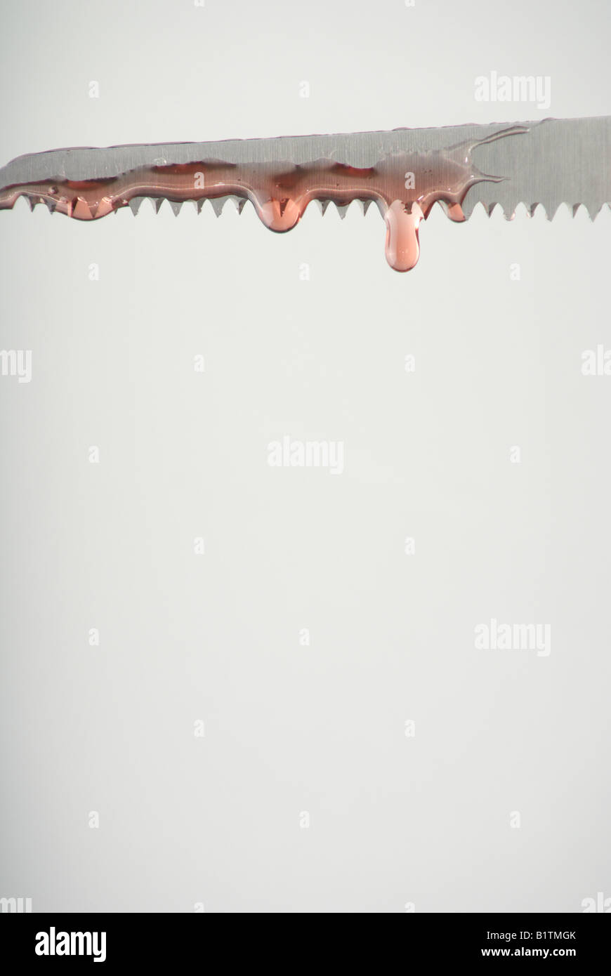 Messer mit Blut tropft Stockfotografie - Alamy