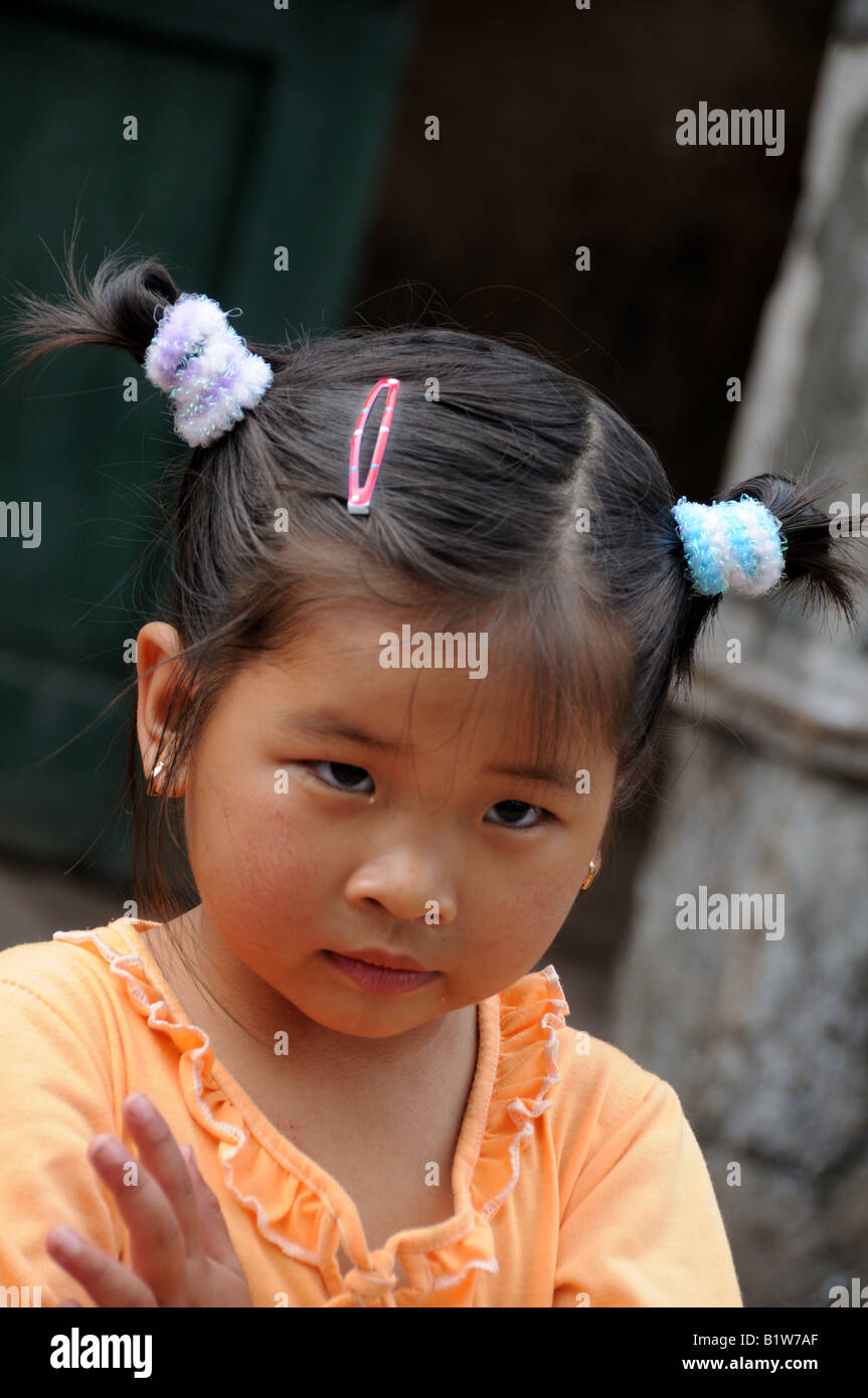 Hübsche kleine vietnamesisches Mädchen mit Haaren in Trauben Vietnam ...