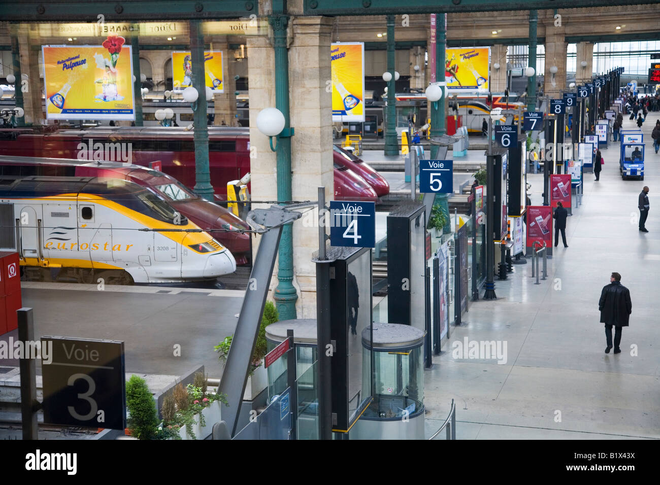 Eurostar-Züge kommen am Bahnsteig im Bahnhof Gare du Nord in Paris ...