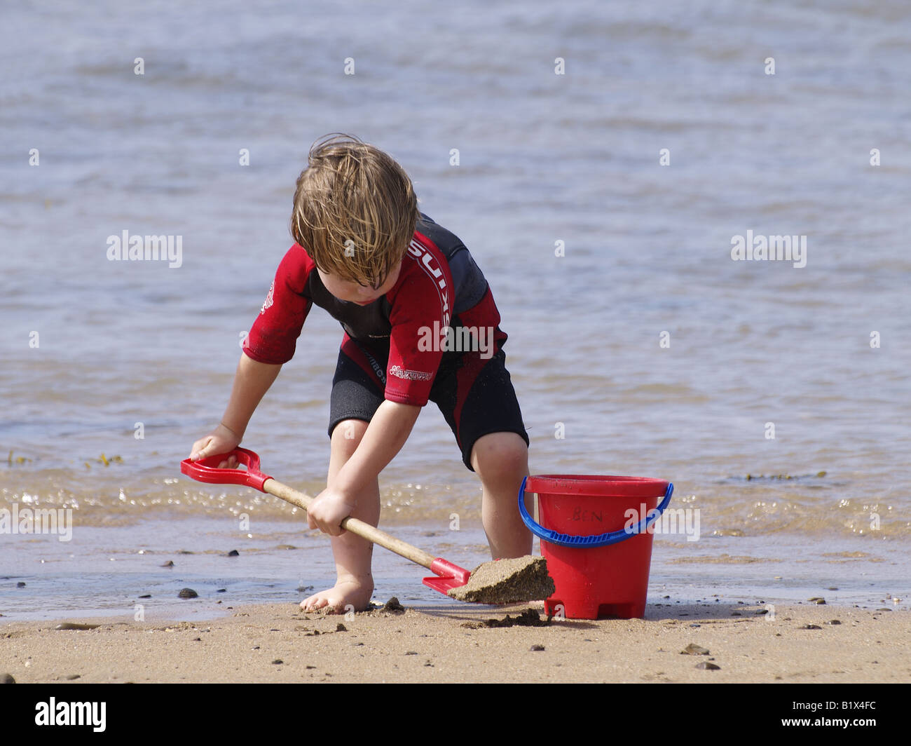 Kleinkind mit eimer am strand -Fotos und -Bildmaterial in hoher ...