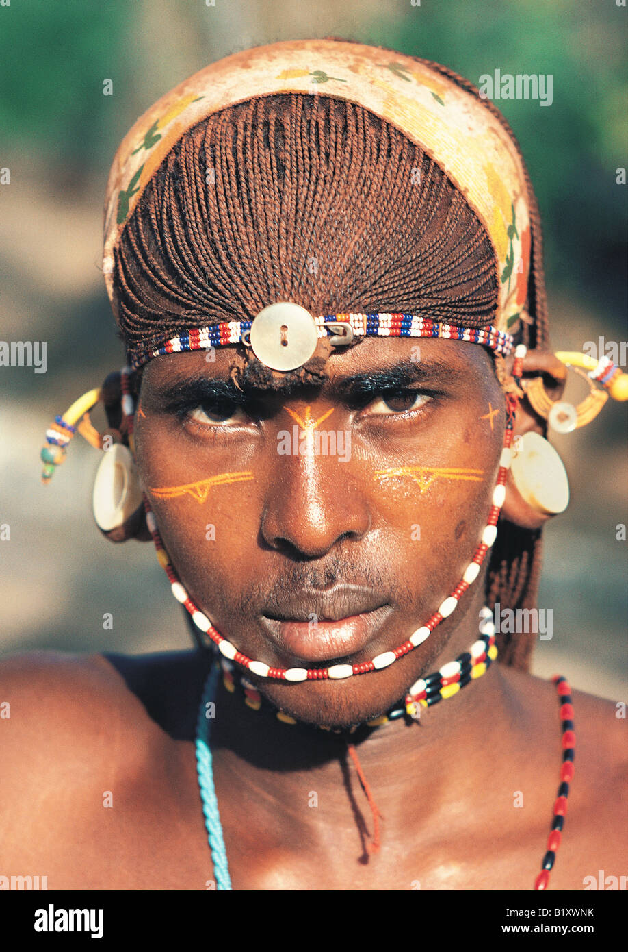 Porträt von Samburu Moran Krieger mit traditionellen Perlen lange Haare ...