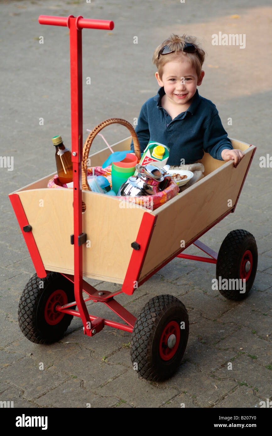 Kinder mit handwagen -Fotos und -Bildmaterial in hoher Auflösung – Alamy
