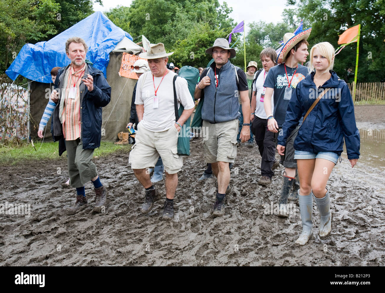 Fun in mud glastonbury festival -Fotos und -Bildmaterial in hoher ...