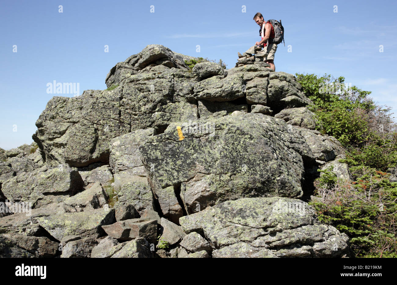 Wanderer erklimmen Caps Ridge Trail in den Sommermonaten befindet sich ...
