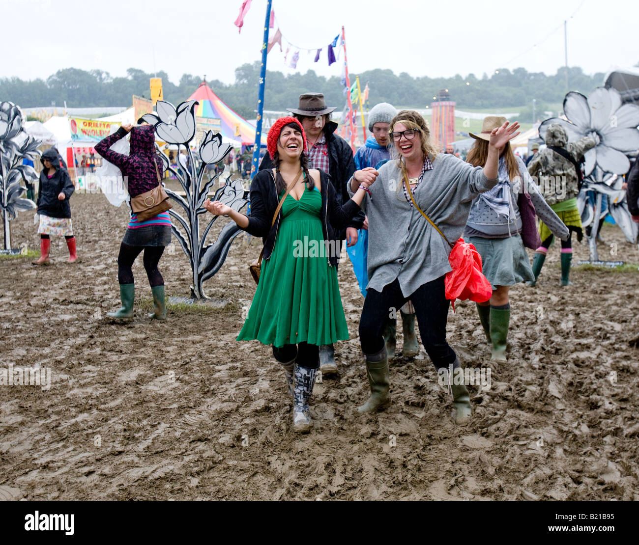 Fun in mud glastonbury festival -Fotos und -Bildmaterial in hoher ...