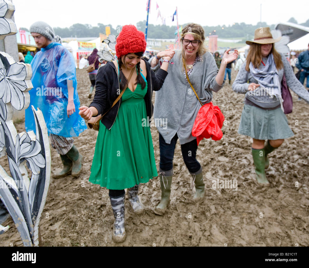 Fun in mud glastonbury festival -Fotos und -Bildmaterial in hoher ...