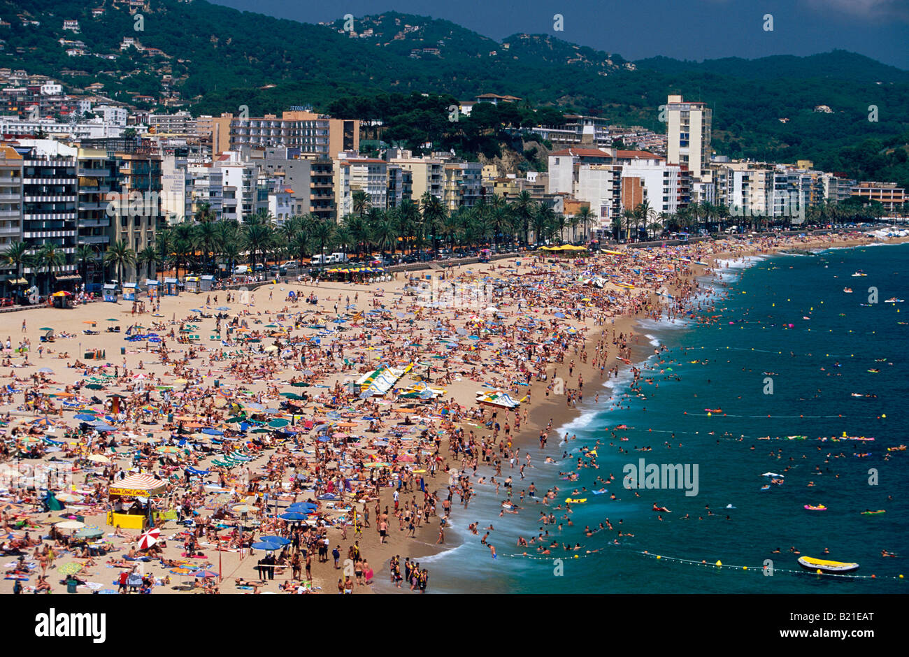 Strand sehr überfüllt in Lloret de Mar-Costa Brava-Katalonien-Spanien ...