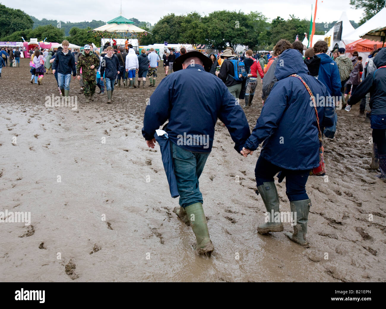 Fun in mud glastonbury festival -Fotos und -Bildmaterial in hoher ...