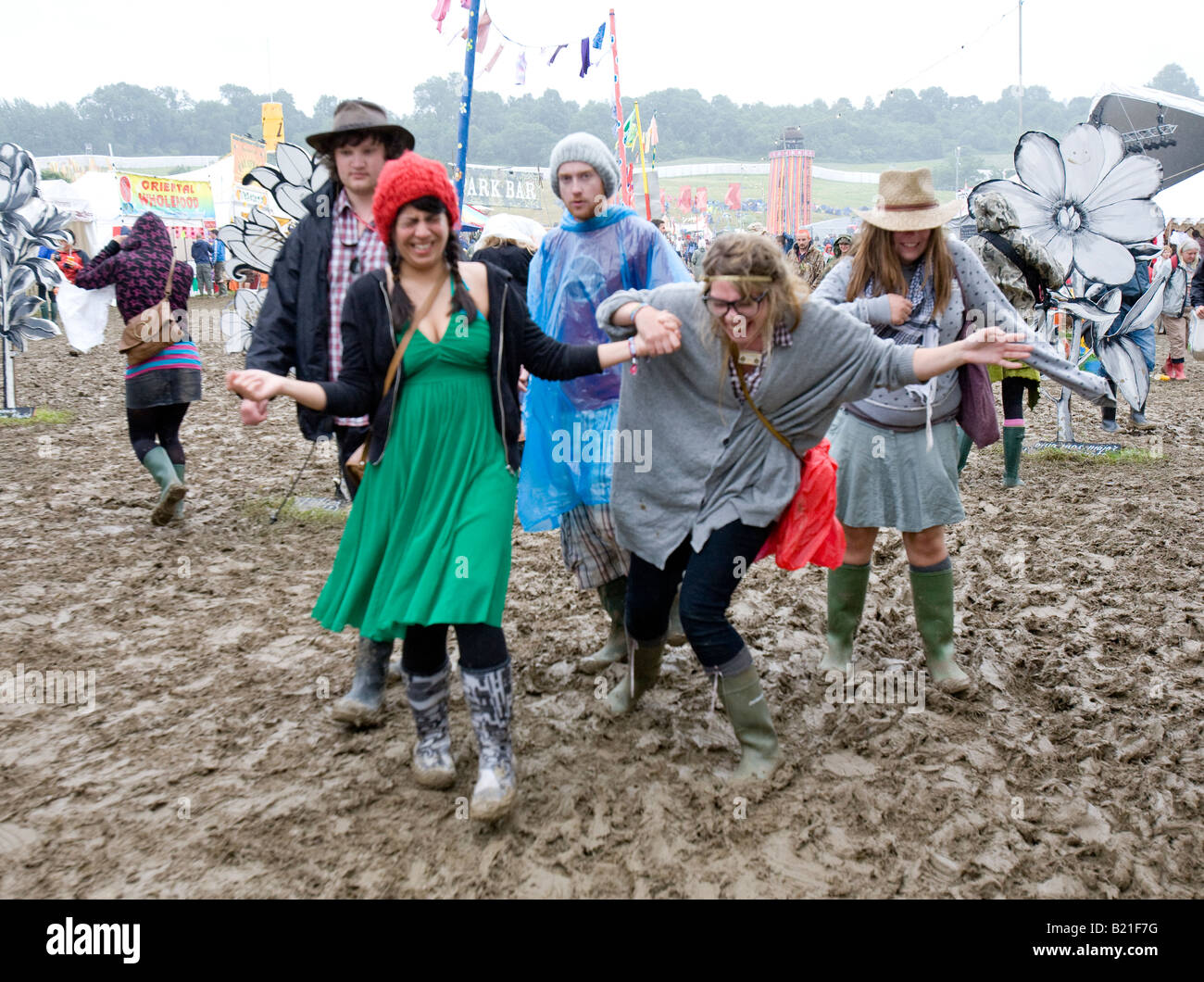 Fun in mud glastonbury festival -Fotos und -Bildmaterial in hoher ...
