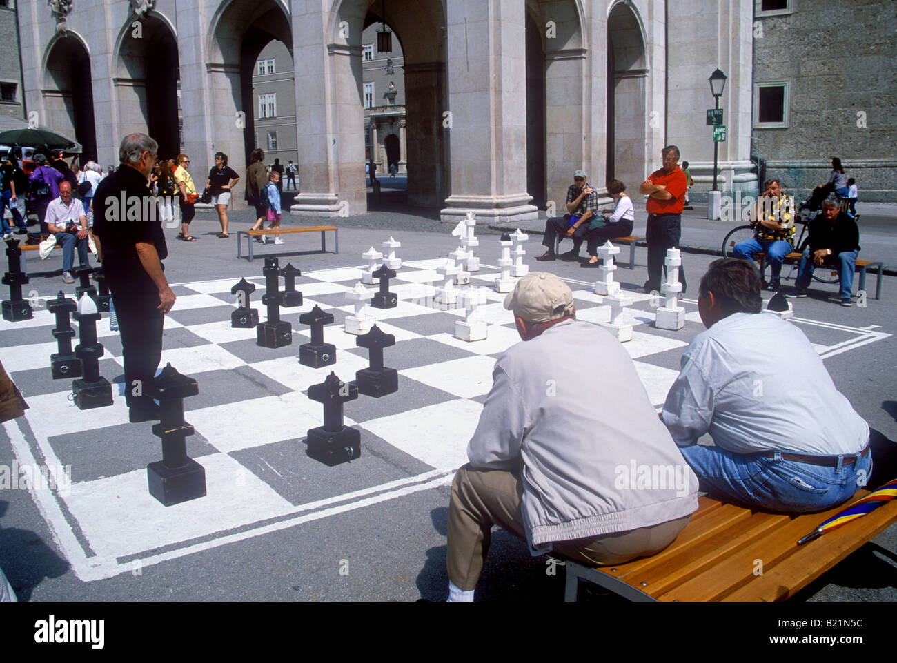 Spielen auf ein großes Schachfeld auf einem Platz in der Nähe von ...
