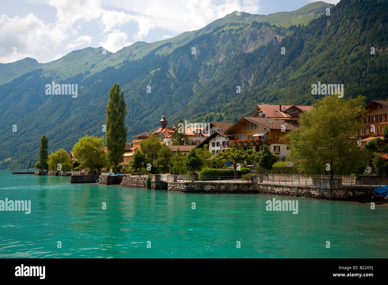 Dies ist ein Blick auf den See und die Gemeinde Brienz im Bezirk ...