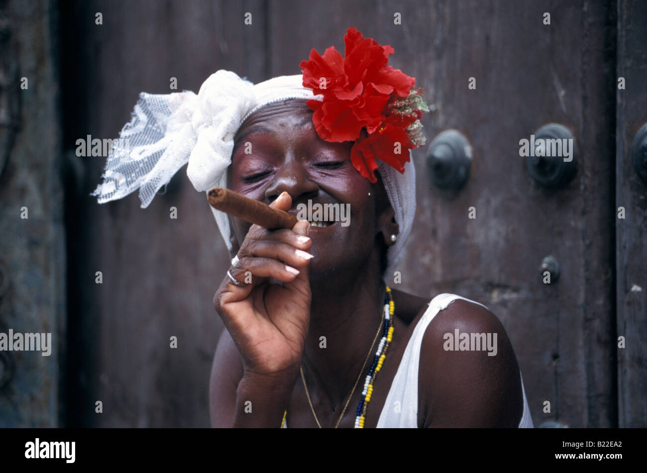 Frau in Trachten Zigarre Raucher alte Havanna Kuba Karibik ...