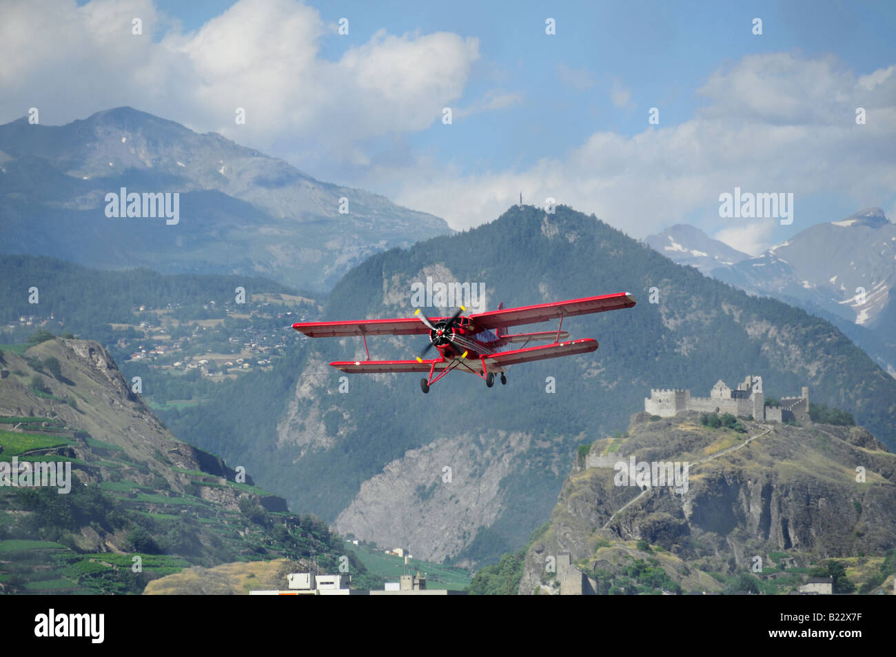 Antonov doppeldecker abheben -Fotos und -Bildmaterial in hoher ...