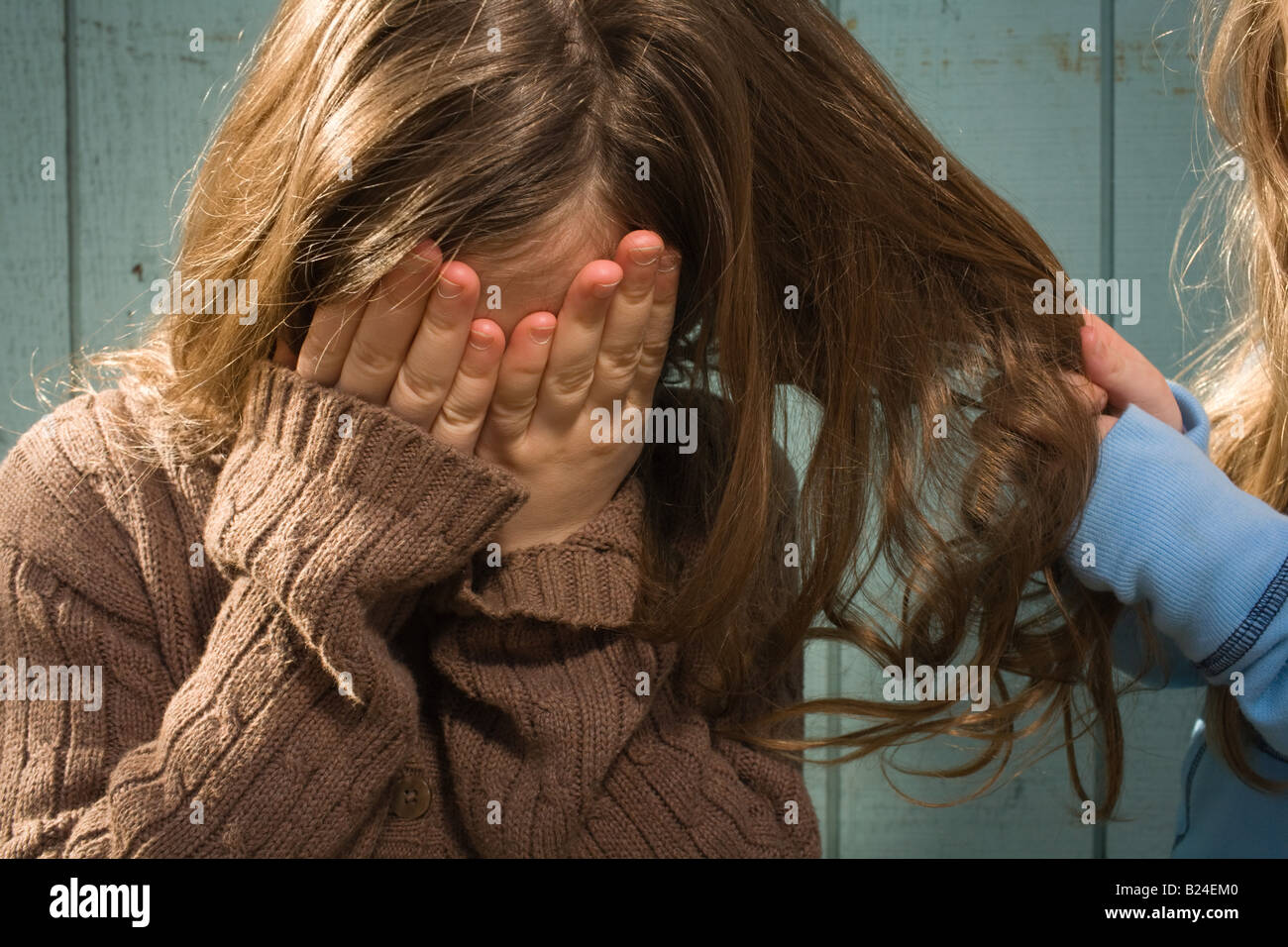 Haare hochgezogen -Fotos und -Bildmaterial in hoher Auflösung – Alamy