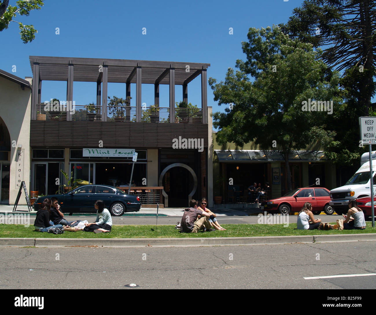 Menschen Essen auf dem Mittelstreifen der Shattuck Avenue in Berkeley ...