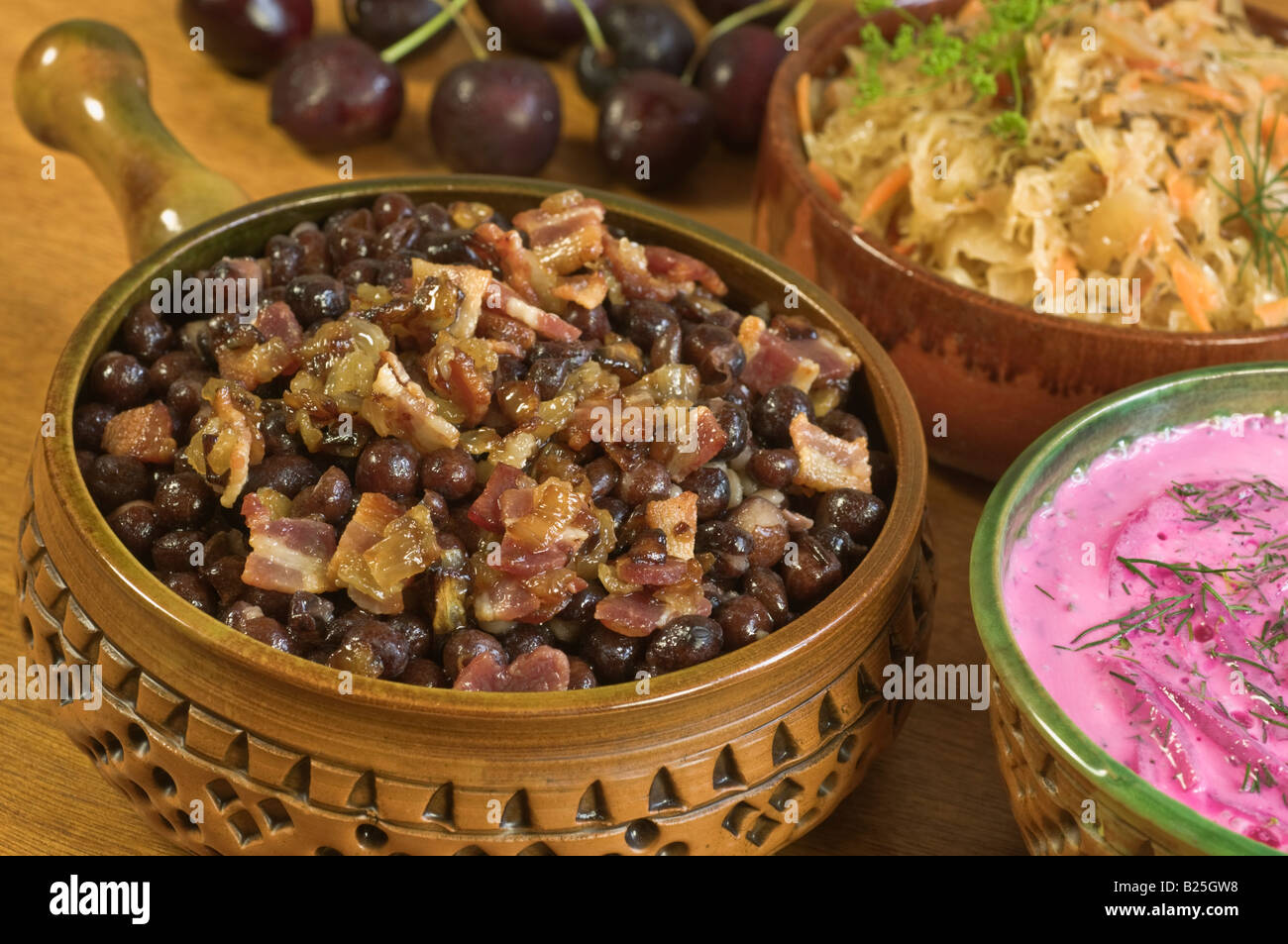 Typisches Essen Lettland. Graue Erbsen mit Speck und Borschtsch ...