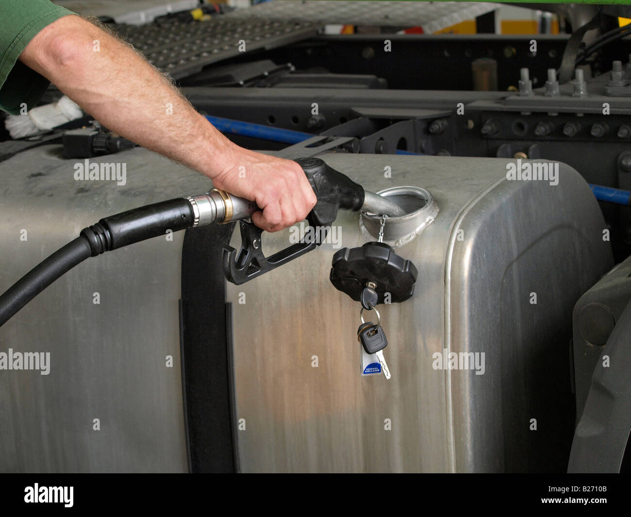 Ein LKW mit Dieselkraftstoff tanken ist etwas, das tausend Euro kostet ...