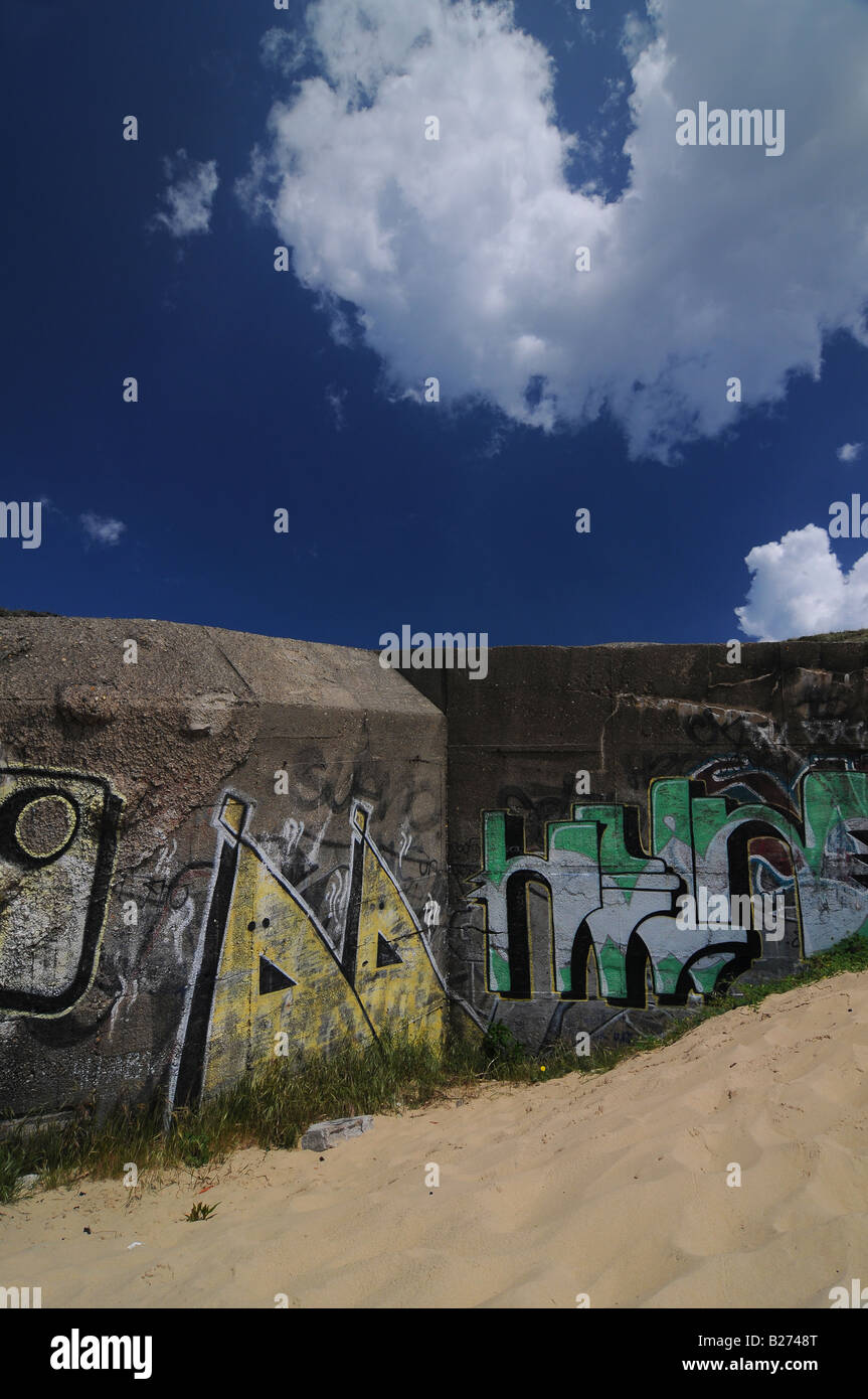 Einen alten Nazi-WW2 Bunker mit Graffiti in Frankreich Stockfotografie ...
