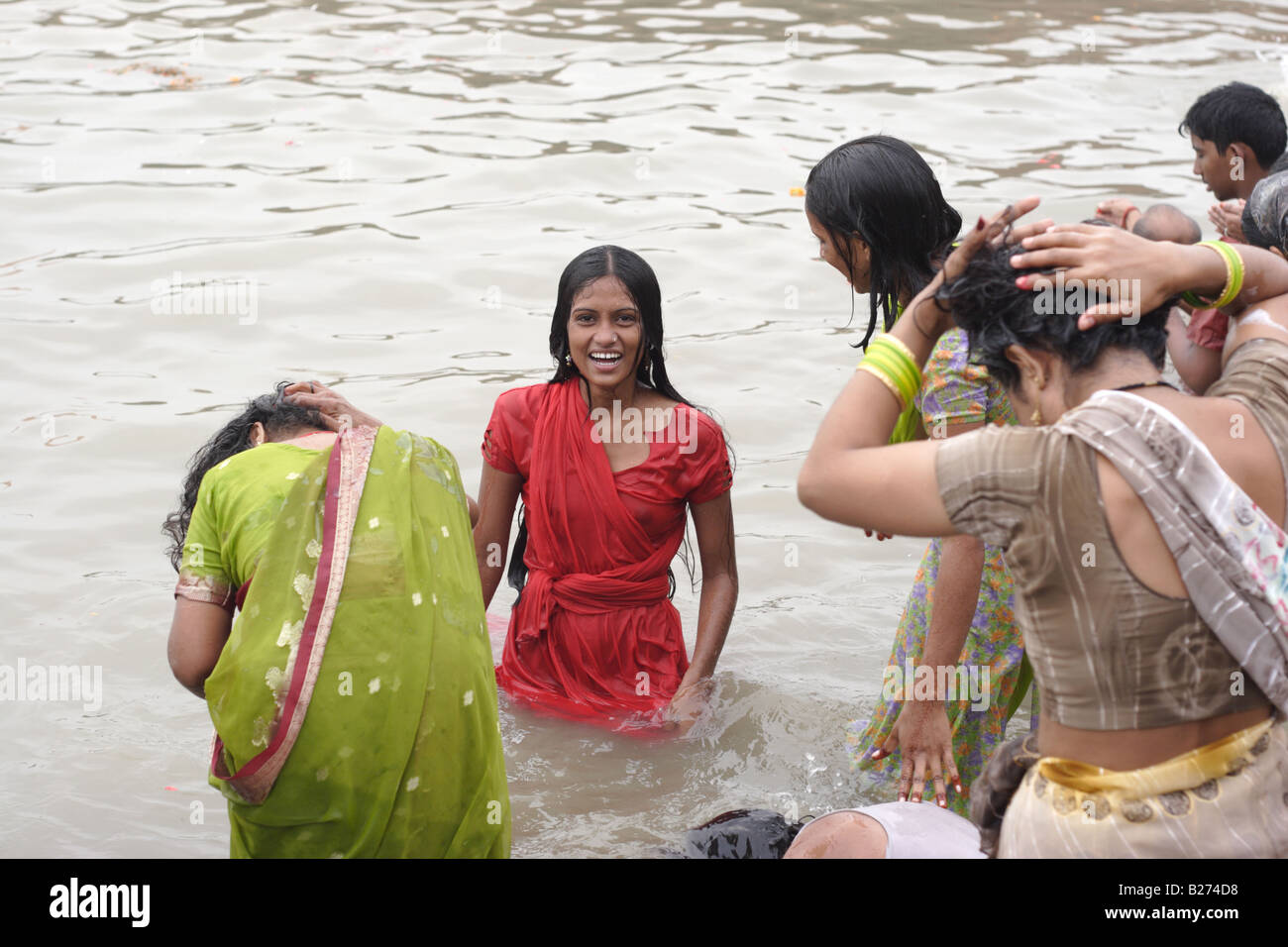 Baden im heiligen Fluss Ganges, Varanasi, Indien Stockfotografie - Alamy