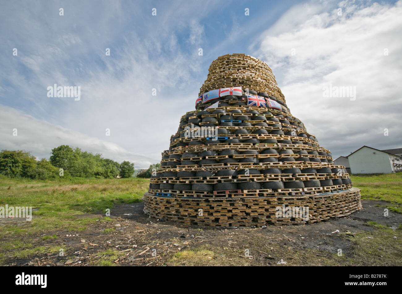 Großes lagerfeuer aus paletten -Fotos und -Bildmaterial in hoher ...