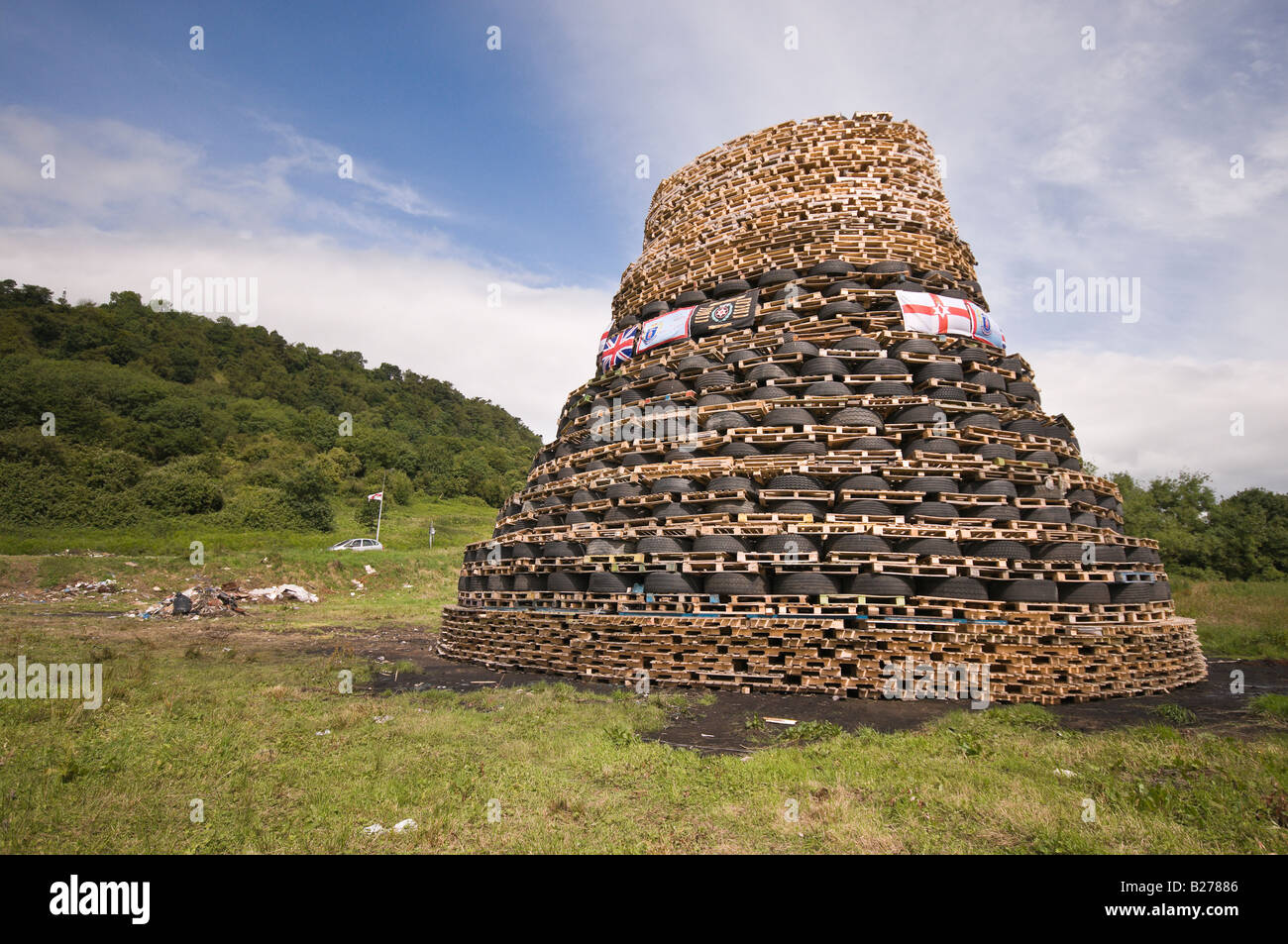 Großes lagerfeuer aus paletten -Fotos und -Bildmaterial in hoher ...