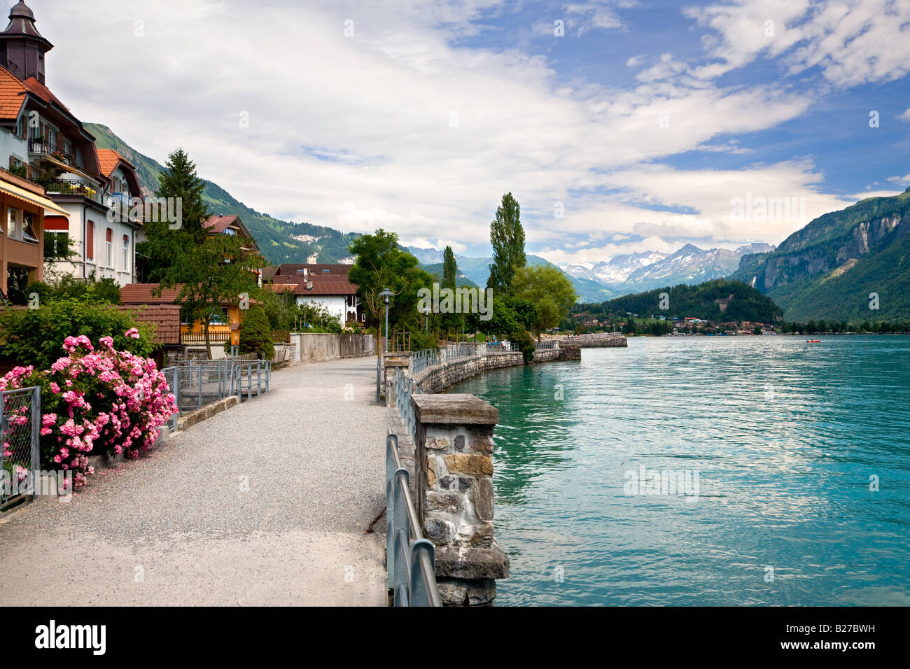 Dies ist ein Blick auf den See und die Gemeinde Brienz im Bezirk ...